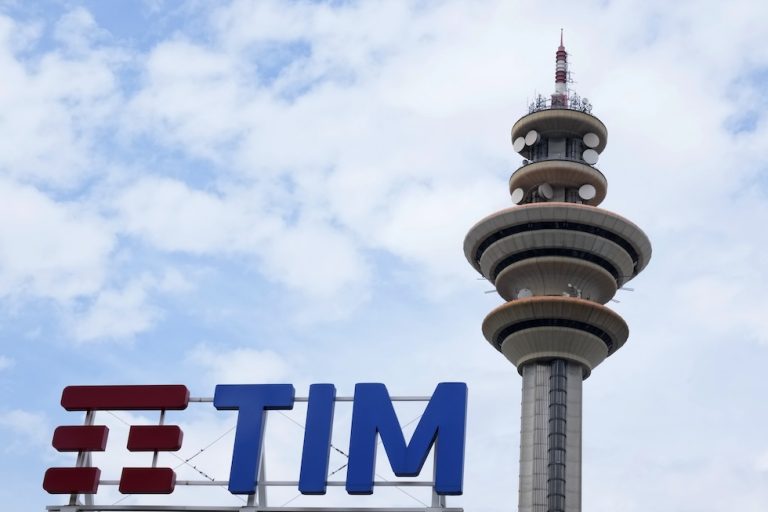 Perché Poste Italiane si è presa Tim