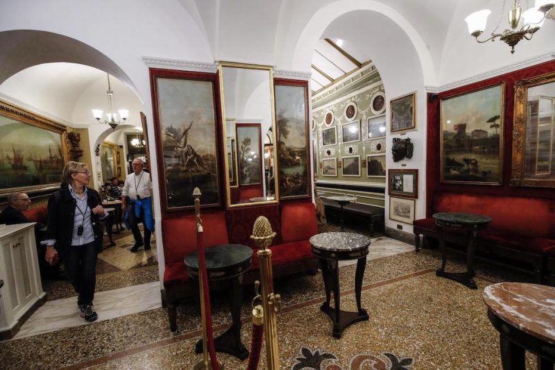 La lunga storia dello sfratto del Caffè Greco di Roma - Il Post