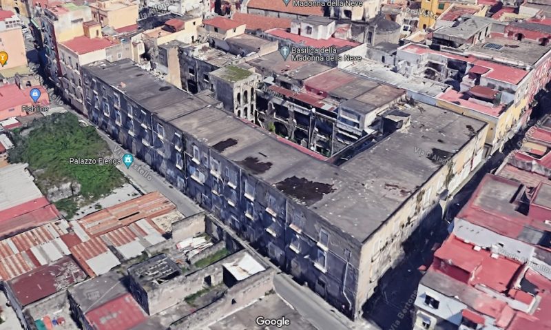 La demolizione di Palazzo Fienga, il simbolo della camorra a Torre ...